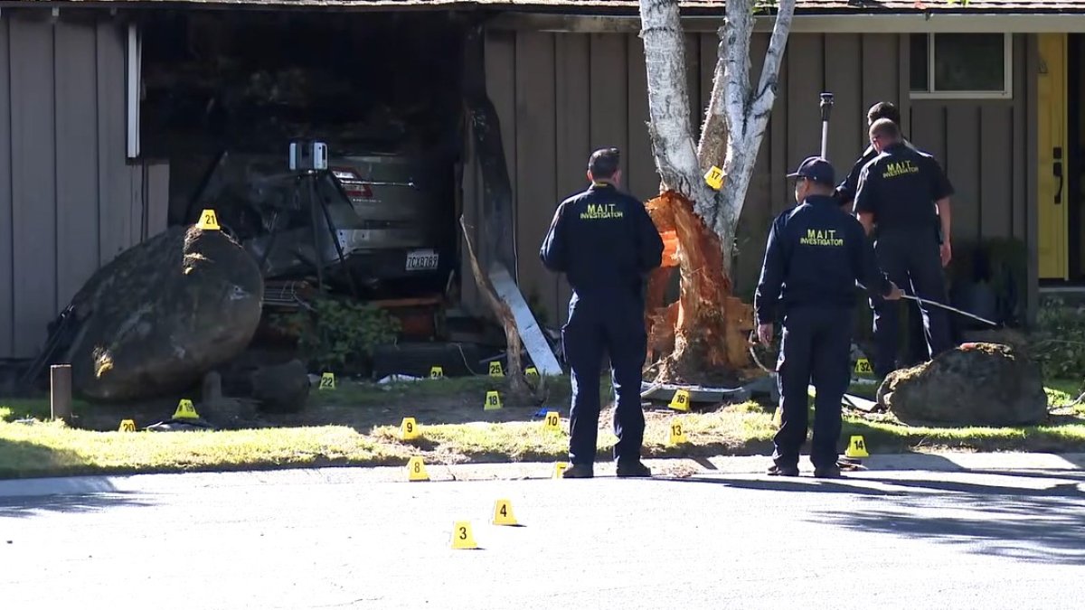 Mueren dos personas tras chocar auto contra casa en Modesto – Telemundo ...